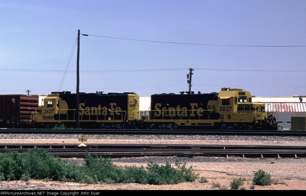 BNSF 3827 and BNSF 2421